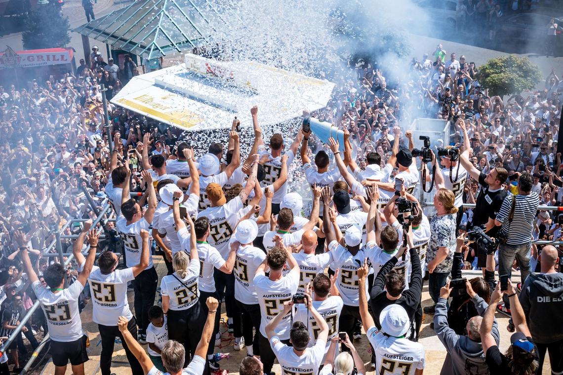 Spiesen-Elversberg feiert das SVE Sommermärchen auf dem Rathausvorplatz ...