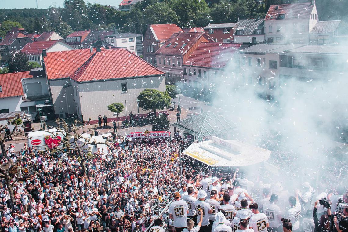 Spiesen-Elversberg feiert das SVE Sommermärchen auf dem Rathausvorplatz ...