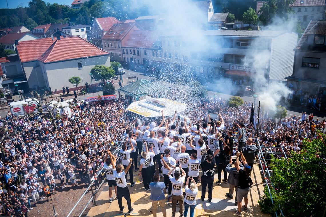 Spiesen-Elversberg feiert das SVE Sommermärchen auf dem Rathausvorplatz ...