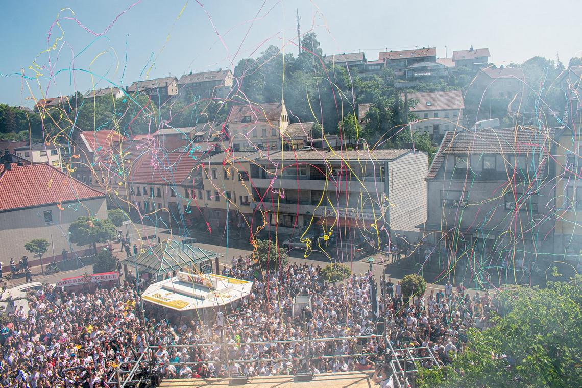 Spiesen-Elversberg feiert das SVE Sommermärchen auf dem Rathausvorplatz ...