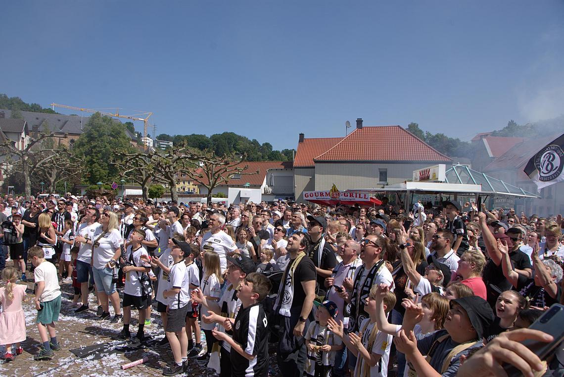 Spiesen-Elversberg feiert das SVE Sommermärchen auf dem Rathausvorplatz ...